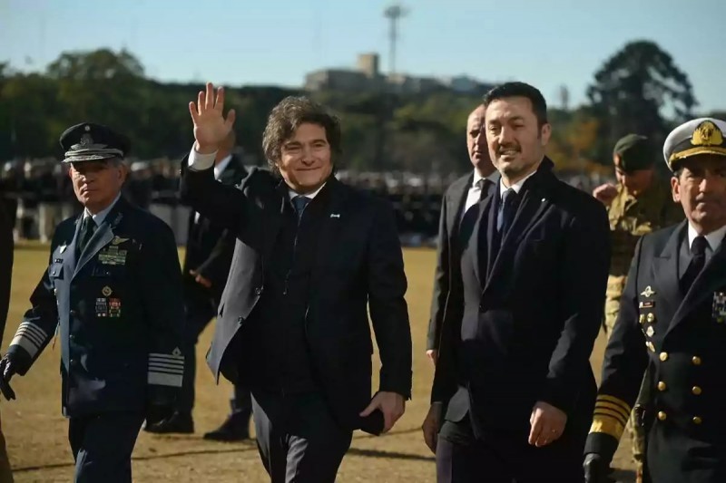 Día de la Bandera dividido: Milei elogió a las Fuerzas Armadas y ...
